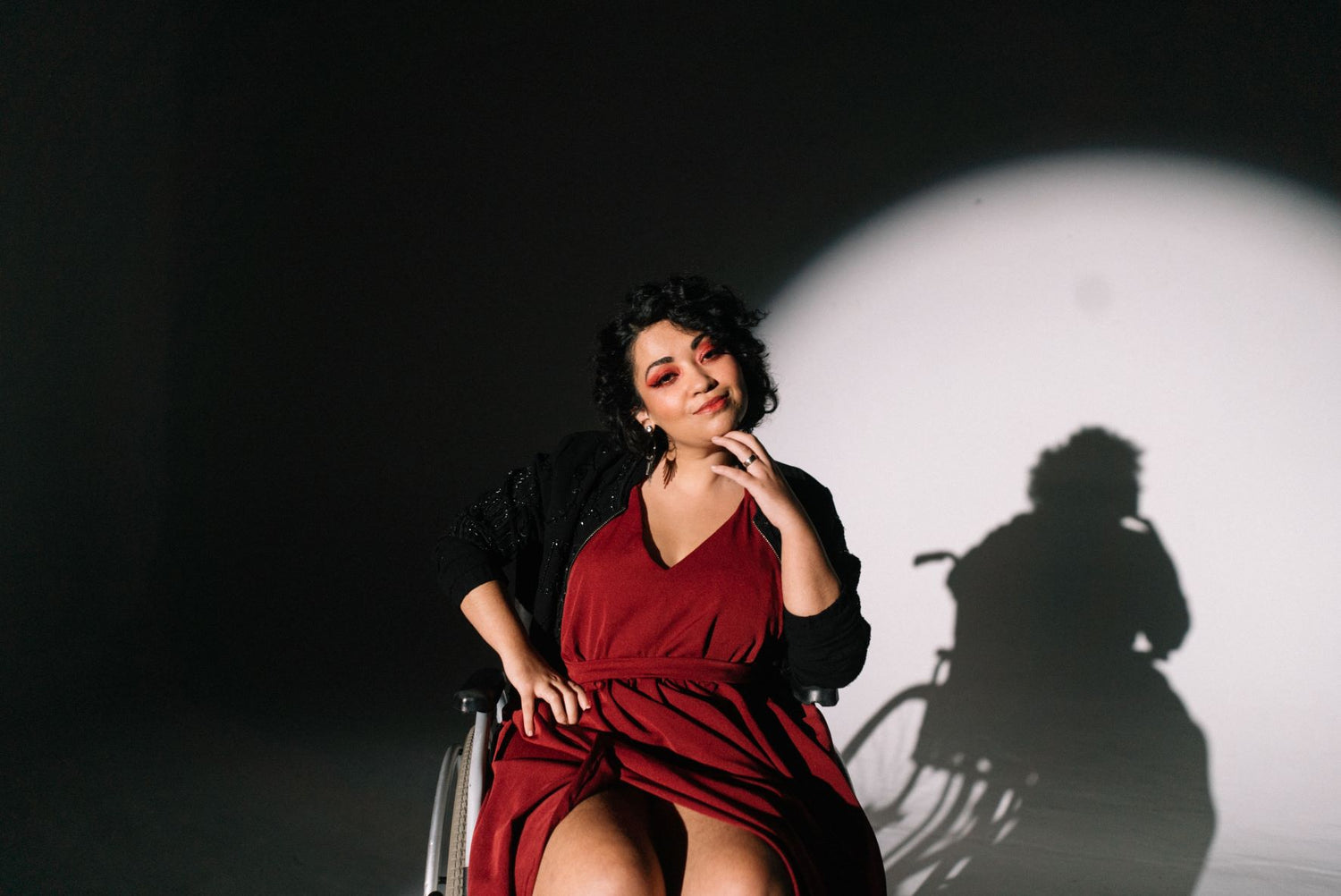 Amanda Lyra lança clipe que ressignifica acessibilidade na música – PEITA