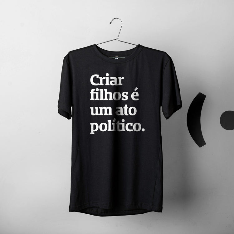 CRIAR FILHOS É UM ATO POLÍTICO por Tati Fávaro – PEITA